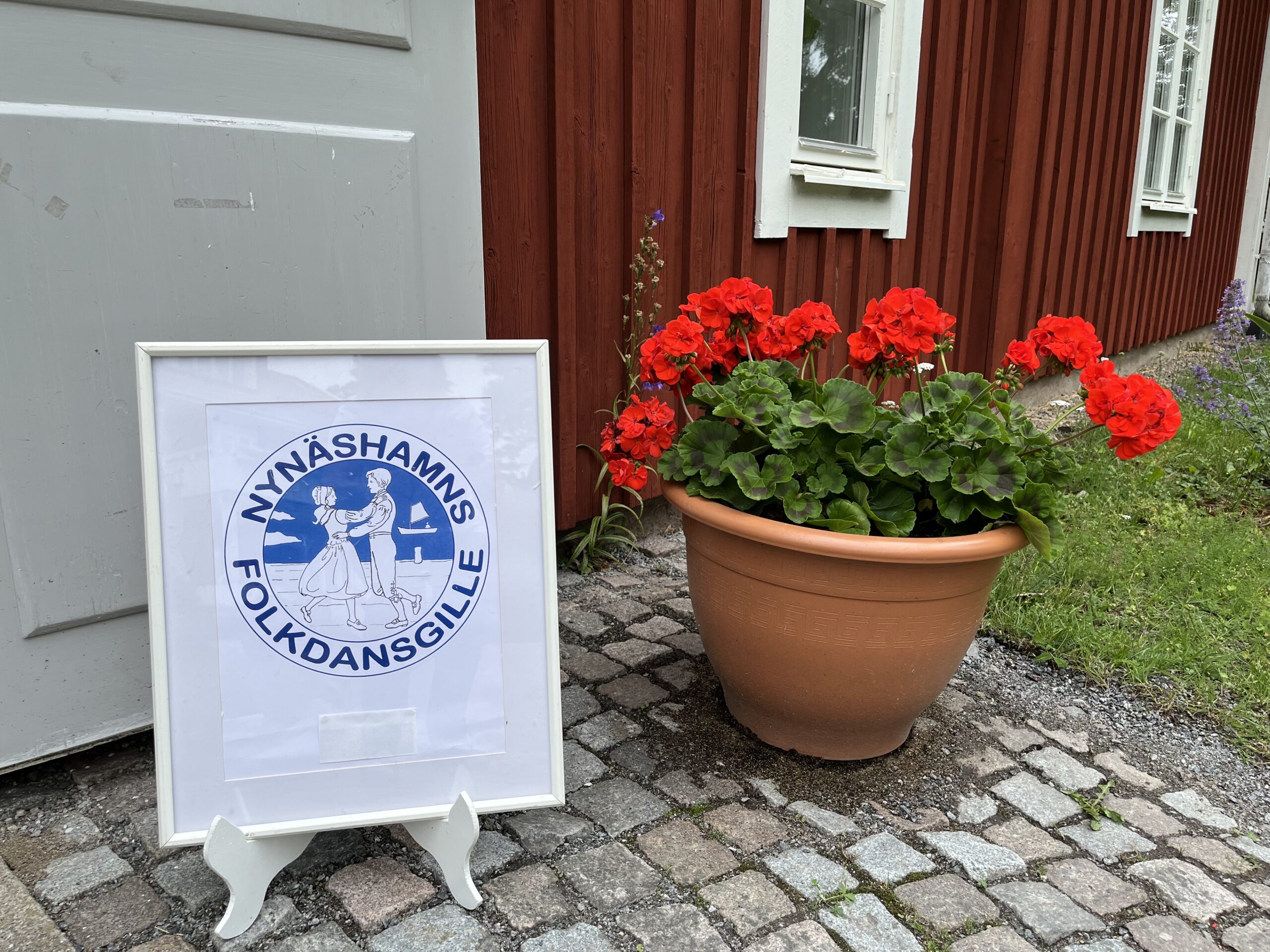 Folkdanssällskapet Appell – Appell dansar och ler